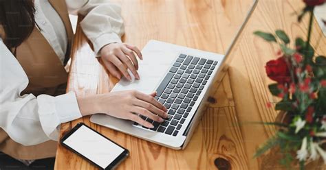 현대 사무실에서 모형 노트북 컴퓨터로 프로젝트를 진행하는 젊은 여성의 잘린 샷 사진 Unsplash의 테이블 이미지