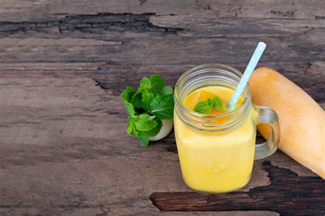 망고 스무디 주스 오렌지 과일 주스 밀크 쉐이크 혼합 음료 건강 고단백 맛 유리 에피소드 음료 아침에 나무 배경에 0명에 대한 스톡 사진 및 기타 이미지 Istock