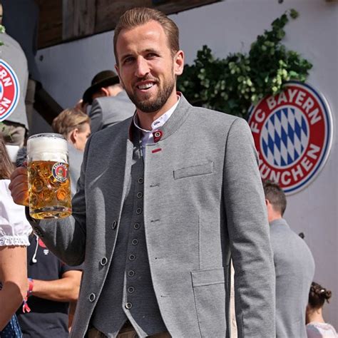 Антураж от 5 души следва Хари Кейн в Мюнхен