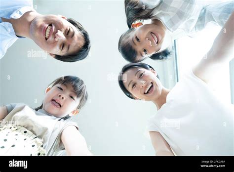 Peeping Japanese Hi Res Stock Photography And Images Alamy