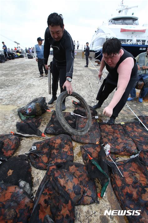 독도 바다서 나온 불가사리 성게 쓰레기