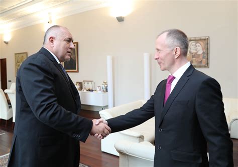 Премиерът се срещна с президента на Европейския съюз по джудо Сергей Соловейчик Suit Jacket