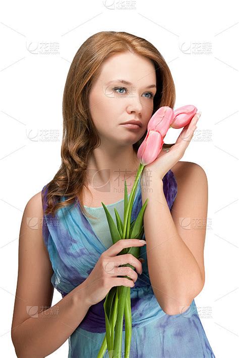 娇嫩美丽的女孩和郁金香