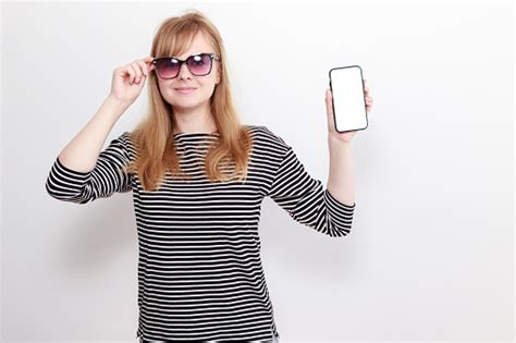 흰색 배경에 모형 스마트 폰이있는 선글라스를 착용 한 여성 여름 분위기 30 34세에 대한 스톡 사진 및 기타 이미지 30 34세 Brand Name Smart