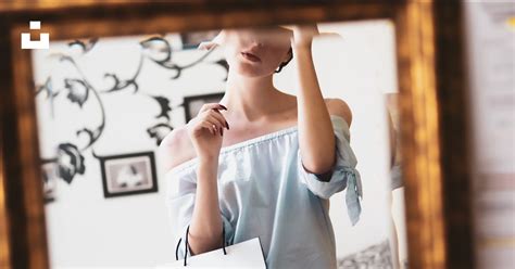 흰색 긴 소매 셔츠를 입은 여자 흰색 프린터 용지를 들고 사진 Unsplash의 무료 프랑크 라이히 이미지