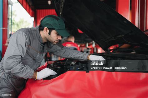 자동차 손상 깨진 부품 상태를 확인하는 자동차 정비사 차고 자동차에서 차량 진단 및 수리 자동차 관리 점검 및 고정 및 서비스 보험의 개념 30 34세에 대한 스톡 사진 및