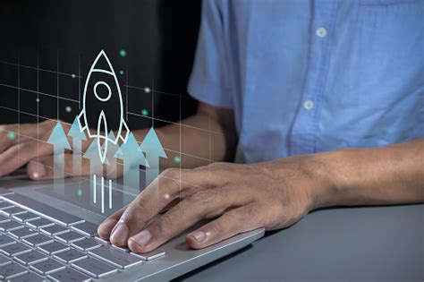 로켓과 화살표의 가상 화면이 있는 노트북에서 작업하는 사업가 사업 개발 재무 계획 시작 사업 개념 개발에 대한 스톡 사진 및 기타 이미지 Istock