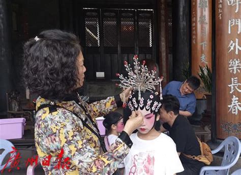 妆成从化妆到穿衣 色仔色女神情惟妙惟肖