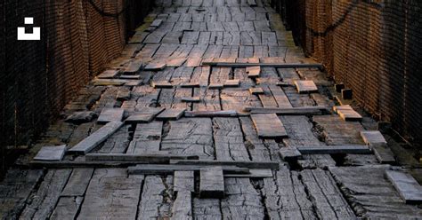 회색 나무 계단이 있는 회색 콘크리트 벽돌 벽 사진 Unsplash의 무료 브리지 이미지