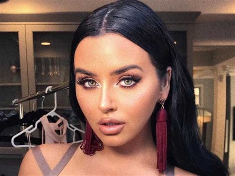Abigail Ratchford Lanza Su Nuevo Podcast On Air Conócelo