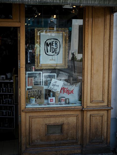 창문에 간판이 있는 상점 앞 사진 Unsplash의 무료 파리 이미지