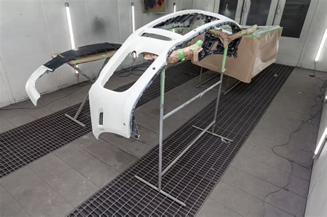 작업 환경에서 흰색 등불이 있는 차체 수리점에서 퍼 티를 적용 하 고 범퍼에 페인트 한 후 차체 부품의 전문 상자에 도장 및 건조 0명에 대한 스톡 사진 및 기타 이미지