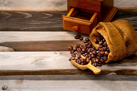 빈티지 커피 그라인더 오래된 복고풍 손으로 조작 나무 및 금속 커피 그라인더 커피 원두를 분쇄하기위한 수동 커피 분쇄기 오래된 나무 배경에 0명에 대한 스톡 사진 및 기타