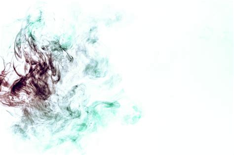 잉크 또는 독으로 흰색 고립 된 배경에 불꽃의 혀와 빨간색 녹색 색상의 다른 형태의 패턴에서 연기의 구불 구불 한 구름과 컬러 배경 검은색에 대한 스톡 사진 및 기타 이미지