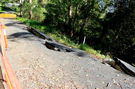선샤인 코스트 내륙의 폭우로 손상된 도로 주변의 부서진 바라케이드 가로수에 대한 스톡 사진 및 기타 이미지 가로수 경계 표지 금이 간 Istock