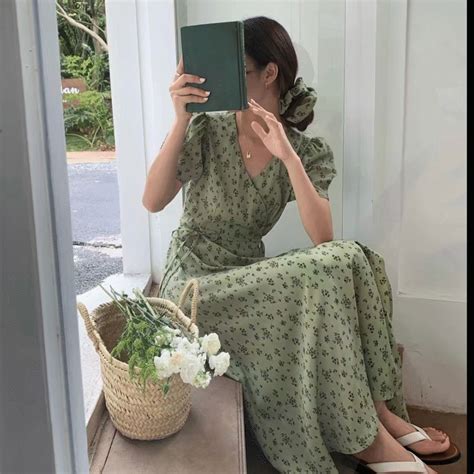 [여성스러운 데이트룩] 30대 20대 쉬폰롱원피스 V넥 잔꽃무늬 잔꽃원피스 슬림핏 반팔 퍼프소매 A라인 V넥 리본끈 단추 쉬폰