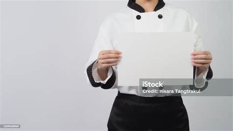 요리사 유니폼을 입고 흰색 배경에 빈 빈 A4 종이를 들고 있는 여성 개념에 대한 스톡 사진 및 기타 이미지 개념 개념과 주제 공란 Istock