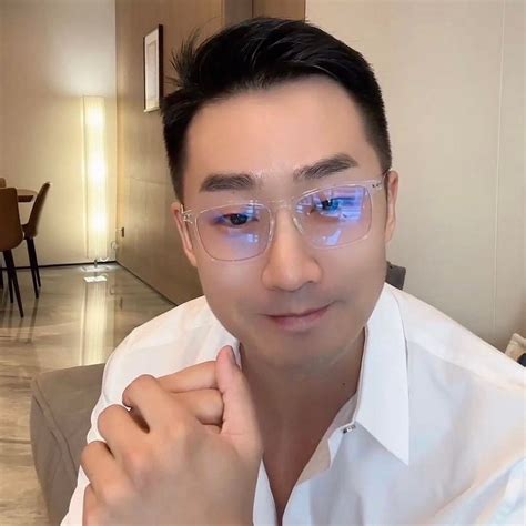 辞旧迎新之际 新春百事如意 我们一起奔赴热爱于团圆 更要陪在值得的人身边 一年又一年 既要今朝醉 也要万年长 愿新的一年 仍有阳光满路 温暖