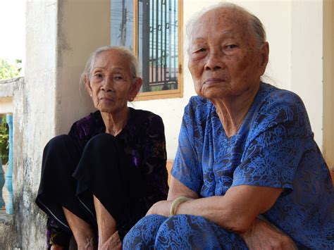 รูปภาพ หญิง ปู่ย่าตายาย นั่ง ริ้วรอย ยิ้ม บ้านพักคนชรา ครอบครัว ผู้สูงอายุ แม่