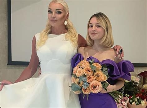 Анастасия Волочкова собирается прийти на выпускной бал своей дочери