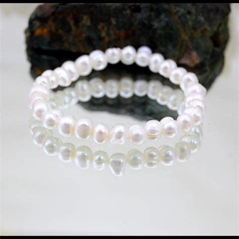 Гривна от естествени бели перли на силиконов ластик 6мм Естествени култивирани перли