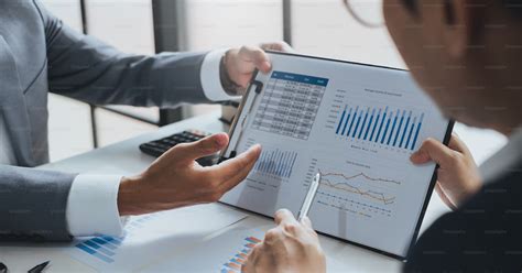 사업가 회의 및 재무 보고서 투자에 대한 사업 계획 재무 분석 개념에 대해 이야기 사진 Unsplash의 그래프 이미지