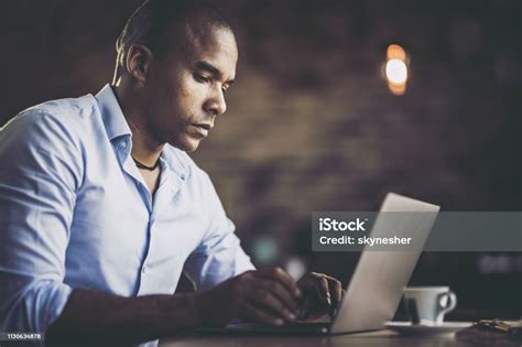 중반 성인 아프리카계 미국인 사업가 컴퓨터에 전자 메일을 입력 합니다 30 39세에 대한 스톡 사진 및 기타 이미지 30 39세 기업가 남성 Istock