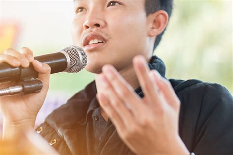 세미나 회의 개념 스마트 사업가 연설 및 세미나 실에 마이크와 말하기 또는 회의장 마이크와 함께 빛을 얘기 이벤트 라이트 컨벤션 홀 배경 Congress에 대한 스톡 사진