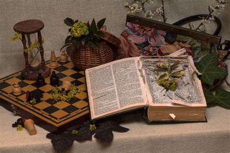 무료 이미지 표 목재 고대 미술 꽃 가구 정물 오래된 책 세밀화 기분 모래 시계 체스 판 오래된 주머니 5184x3456 895386 무료