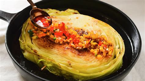 양배추를 팬에 통으로 구워 보세요 맛있는 소스까지 더해 한 통 다 먹을 수 있어요 Youtube