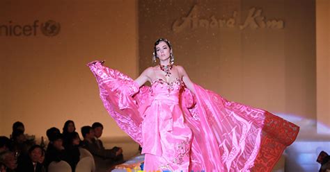 [포토엔]앙드레김 추모패션쇼 숨막히는 탈의 퍼포먼스