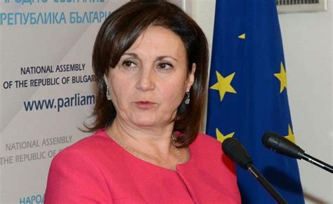 Психо Цветеслава кълне Румяна Бъчварова Мърло повърни на гроба на баща си Lupa Bg