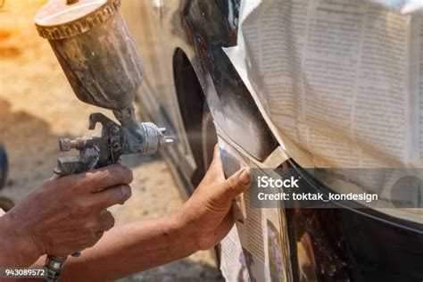 자동차 수리 공 화가 손 페인트 실에서 자동차 바디 페인팅 에어브러쉬 분쇄기 교통사고 충돌 사고에 대한 스톡 사진 및 기타 이미지 교통사고 충돌 사고 교통수단 그림