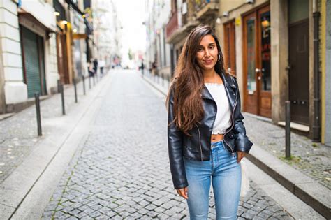 거리에 걷는 젊은 세련 된 여자의 여름 맑은 라이프 스타일 패션 초상화 가방에 대한 스톡 사진 및 기타 이미지 가방 가을 거리 Istock