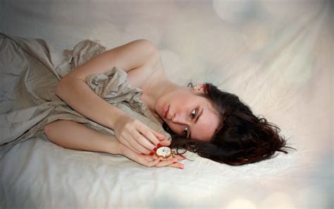 배경 화면 초상화 사진술 시계 머리 사람 의류 로맨스 소녀 아름다움 여자 레이디 손가락 다리 감각