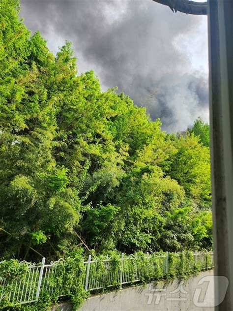 창문 밖 자욱한 검은 연기 뉴스1