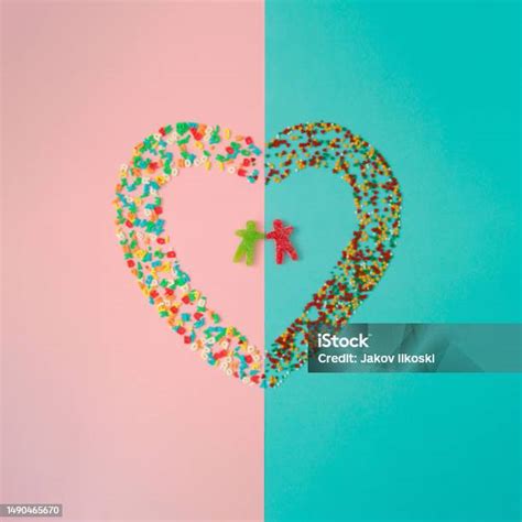 젤리 캔디로 만든 창의적인 하트와 파스텔 핑크와 파란색 배경에 뿌린다 트렌디한 사랑 개념 플랫 레이 미학 개념에 대한 스톡 사진 및 기타 이미지 Istock