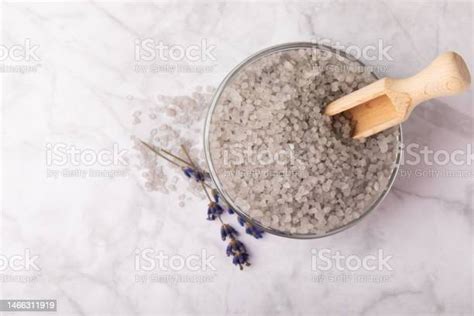 라벤더 꽃과 향기로운 바다 소금 스파 미용 및 건강 살롱 스킨 케어 화장품의 개념 천연 화장품 아로마 절차 흰색 나무 배경에 사진을 닫습니다 건강관리와 의술에 대한 스톡