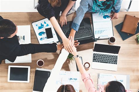 기업인과 경제인 다문화 사무실 룸 팀웍 지원 및 통일 사업에 보여주는 그룹 회의에서 손을 합류 다양성 직장 고 회사 사람들 작업 개념입니다 공동체에 대한 스톡 사진 및 기타