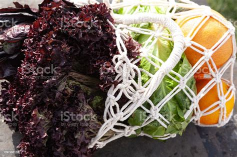 야채 과일과 신선한 허브를 곁들인 에코 백 유기농 녹색 채소를 곁들인 친환경 메쉬 백 제로 폐기물 플라스틱 무료 개념 건강한