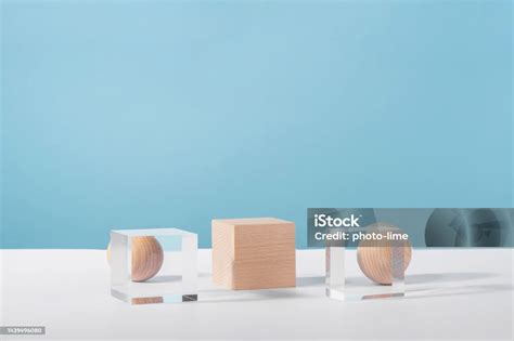 나무와 유리 큐브 연단과 제품 광고 전면 보기를 위한 파란색 배경에 나무 구체 창조적 인 제품 단계 모형 화장품 디스플레이 플랫폼 또는 화장품 쇼케이스 기하학적 스탠드 0