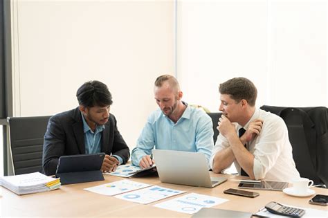 회사 재무 보고서 대차 대조표를 분석하고 주식 시장에 대한 차트 용지를 작업하는 세 명의 사업가의 투자 고문 회의 사무실 3