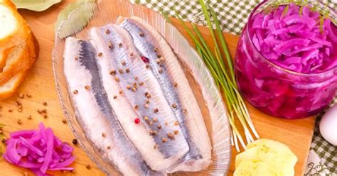 Як смачно замаринувати оселедець за допомогою цибулі та лимона Читайте на Ukr Net