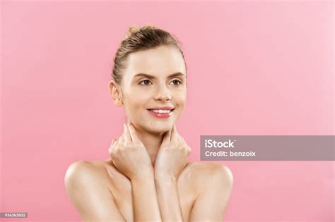 뷰티 개념밝은 분홍색 배경에 복사 공간에 고립 된 깨끗 한 피부 자연 스러운 메이크업으로 아름 다운 백인 여자 갈색 머리에 대한 스톡 사진 및 기타 이미지 Istock