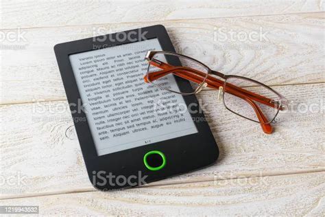 흰색 나무 테이블 위에 전자 책에 비전 안경 눈부심 방지 화면이있는 디지털 태블릿 장치 즐거움과 교육을위한 전자 독서 0명에 대한 스톡 사진 및 기타 이미지 Istock