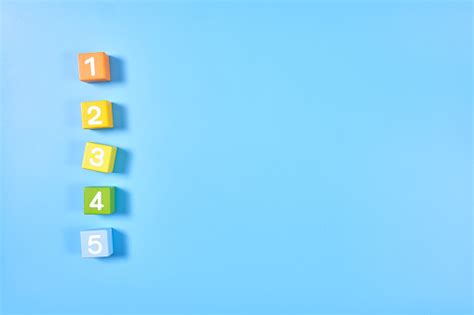 플랫 레이 텍스트 수학 배경에 대한 복사 공간이있는 파란색 배경에 숫자 1에서 5로 밝은 색상의 숫자 큐브의 상단 보기 교육 배경 0명에 대한 스톡 사진 및 기타 이미지