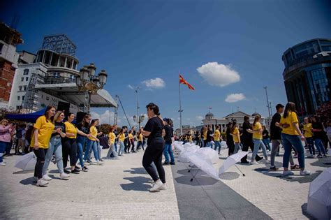 Телевизија 24 Матурската парада на плоштадот во Скопје