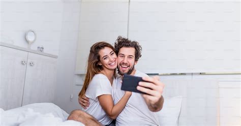아침 셀카 침대에서 스마트폰으로 자화상을 만들고 포옹하는 행복한 아름다운 커플 침대에서 달콤한 사진을 찍는 커플 사진 Unsplash의 초상 이미지