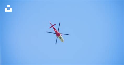 하늘을 나는 헬리콥터 사진 Unsplash의 무료 여행하다 이미지