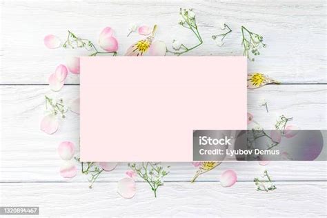 밝은 나무 배경에 분홍색 장미 꽃잎과 작은 흰색 꽃의 패턴 아름다운 여름 봄 엽서 디자인에 대한 배경을 모의 0명에 대한 스톡 사진 및 기타 이미지 Istock